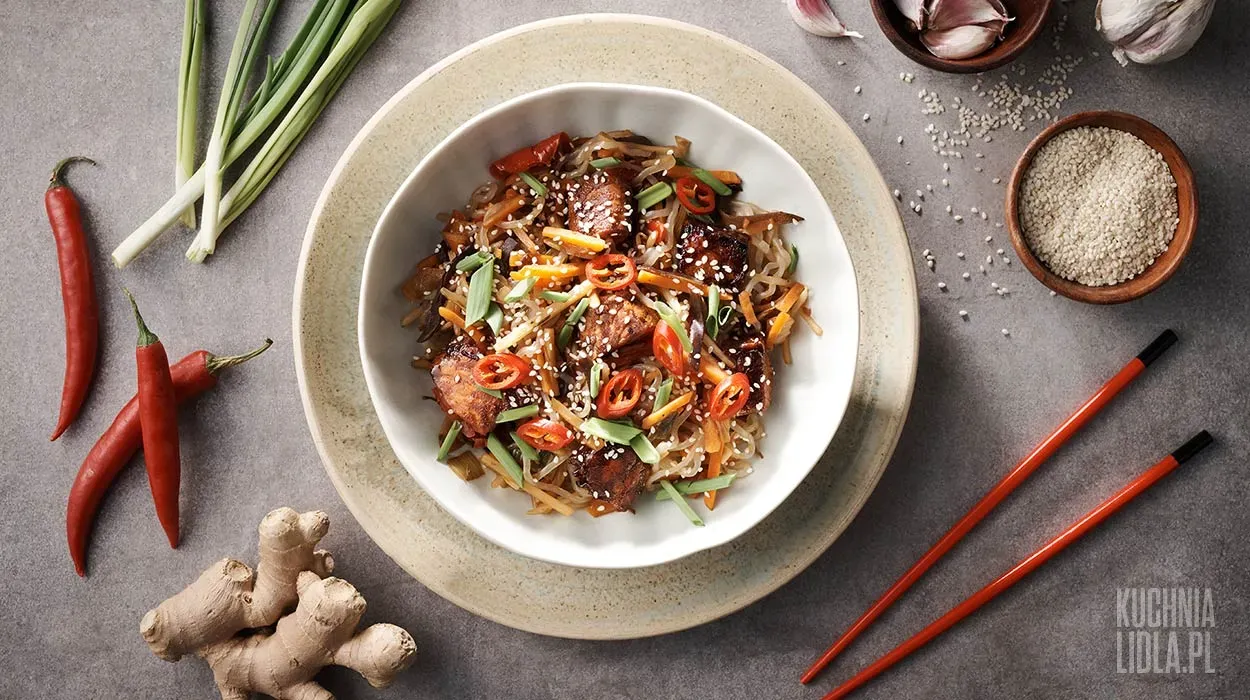 Makaron konjac z warzywami i łososiem z airfryera - przepis • Kuchnia Lidla