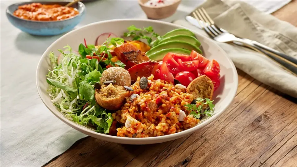 Buddha bowl z kaszą bulgur, falafelem i ajwarem - przepis • Kuchnia Lidla